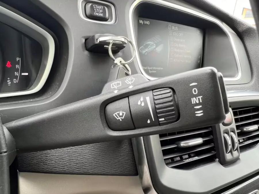 Melns Volvo V40 2016 Rīga, ar dzinēja tilpumu 2.00 L un nobraukumu 282 tūkst. km par 8250 €, foto 18 vietnē AUTOMOTO.COM.LV