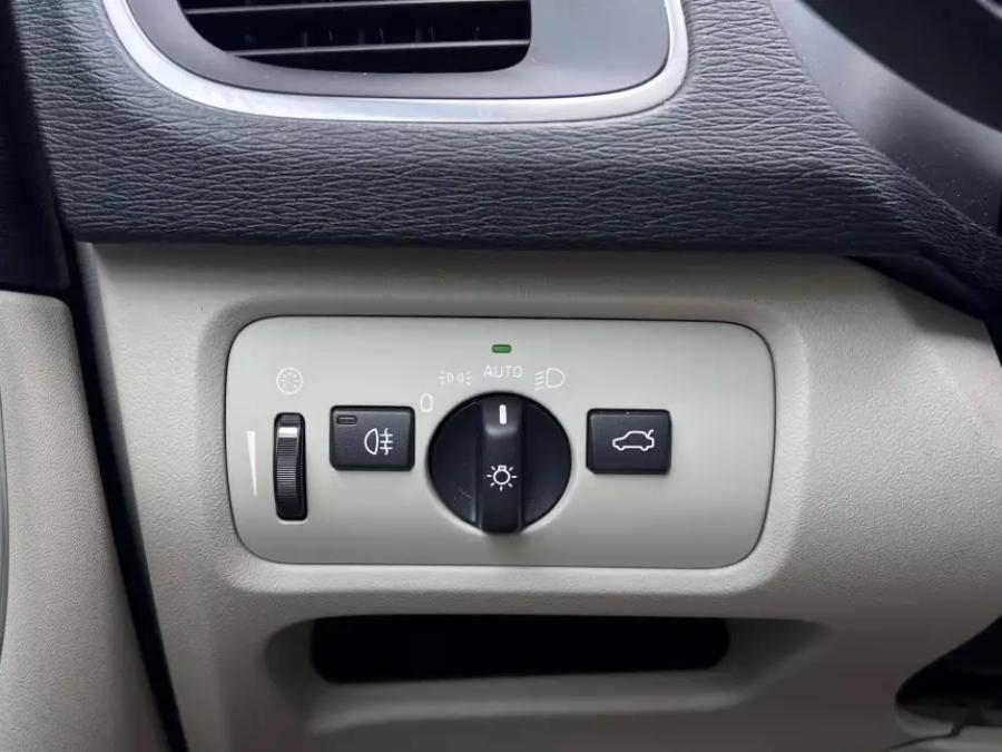 Melns Volvo V40 2016 Rīga, ar dzinēja tilpumu 2.00 L un nobraukumu 282 tūkst. km par 8250 €, foto 21 vietnē AUTOMOTO.COM.LV