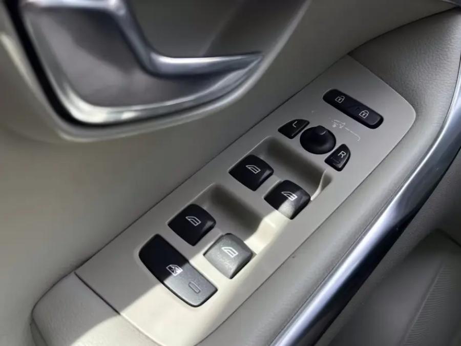 Melns Volvo V40 2016 Rīga, ar dzinēja tilpumu 2.00 L un nobraukumu 282 tūkst. km par 8250 €, foto 22 vietnē AUTOMOTO.COM.LV