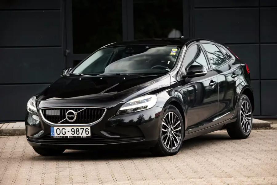 Black Volvo V40 2016 in Jelgava, with an engine capacity of 2.00 L and mileage of 211 thousand km for 8990 €, photo 1 on AUTOMOTO.COM.LV