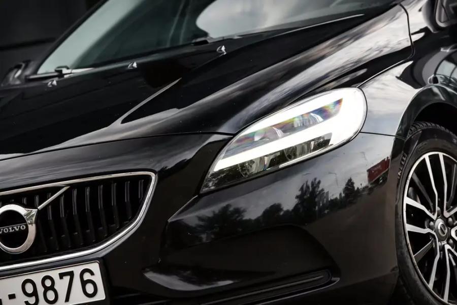 Black Volvo V40 2016 in Jelgava, with an engine capacity of 2.00 L and mileage of 211 thousand km for 8990 €, photo 3 on AUTOMOTO.COM.LV