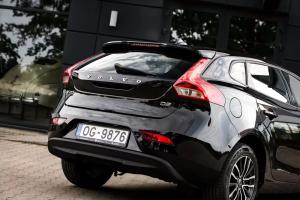 Black Volvo V40 2016 in Jelgava, with an engine capacity of 2.00 L and mileage of 211 thousand km for 8990 €, photo 7 on AUTOMOTO.COM.LV