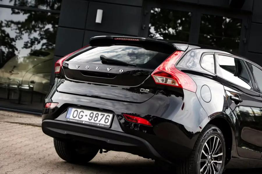 Black Volvo V40 2016 in Jelgava, with an engine capacity of 2.00 L and mileage of 211 thousand km for 8990 €, photo 7 on AUTOMOTO.COM.LV
