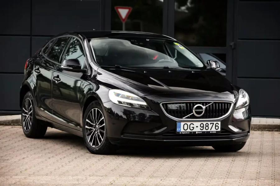 Black Volvo V40 2016 in Jelgava, with an engine capacity of 2.00 L and mileage of 211 thousand km for 8990 €, photo 8 on AUTOMOTO.COM.LV