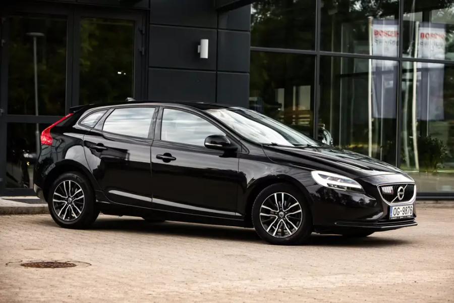 Black Volvo V40 2016 in Jelgava, with an engine capacity of 2.00 L and mileage of 211 thousand km for 8990 €, photo 9 on AUTOMOTO.COM.LV