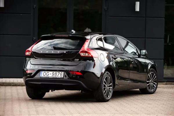 Melns Volvo V40 2016 Jelgava, ar dzinēja tilpumu 2.00 L un nobraukumu 211 tūkst. km par 8990 €, foto 9 vietnē AUTOMOTO.COM.LV