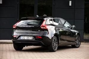 Black Volvo V40 2016 in Jelgava, with an engine capacity of 2.00 L and mileage of 211 thousand km for 8990 €, photo 10 on AUTOMOTO.COM.LV