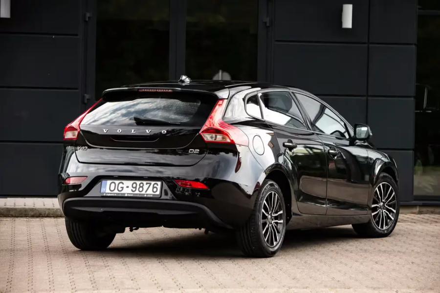 Black Volvo V40 2016 in Jelgava, with an engine capacity of 2.00 L and mileage of 211 thousand km for 8990 €, photo 10 on AUTOMOTO.COM.LV