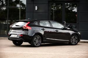 Black Volvo V40 2016 in Jelgava, with an engine capacity of 2.00 L and mileage of 211 thousand km for 8990 €, photo 11 on AUTOMOTO.COM.LV