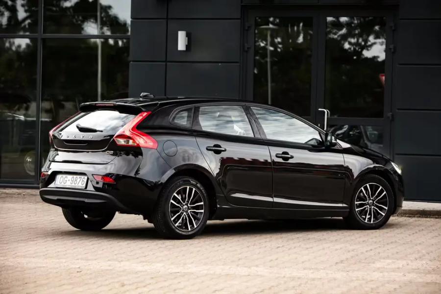Black Volvo V40 2016 in Jelgava, with an engine capacity of 2.00 L and mileage of 211 thousand km for 8990 €, photo 11 on AUTOMOTO.COM.LV
