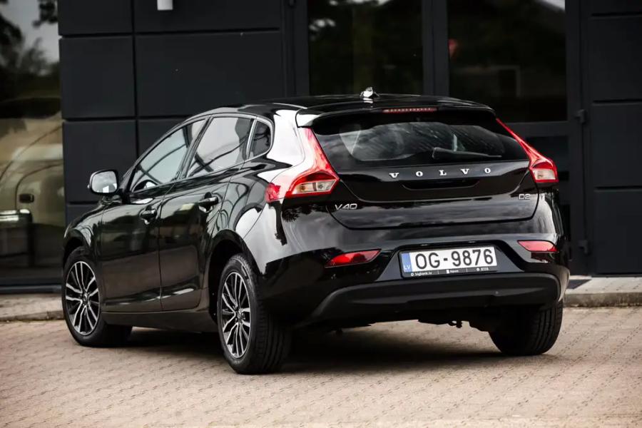 Black Volvo V40 2016 in Jelgava, with an engine capacity of 2.00 L and mileage of 211 thousand km for 8990 €, photo 13 on AUTOMOTO.COM.LV