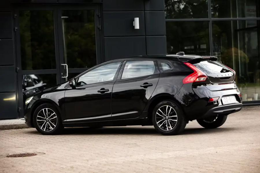 Black Volvo V40 2016 in Jelgava, with an engine capacity of 2.00 L and mileage of 211 thousand km for 8990 €, photo 14 on AUTOMOTO.COM.LV