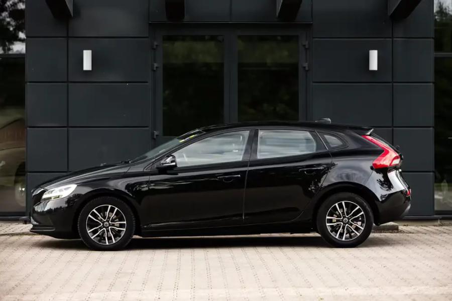 Black Volvo V40 2016 in Jelgava, with an engine capacity of 2.00 L and mileage of 211 thousand km for 8990 €, photo 15 on AUTOMOTO.COM.LV