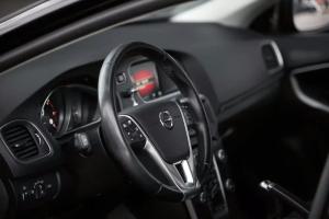 Black Volvo V40 2016 in Jelgava, with an engine capacity of 2.00 L and mileage of 211 thousand km for 8990 €, photo 16 on AUTOMOTO.COM.LV