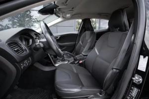 Black Volvo V40 2016 in Jelgava, with an engine capacity of 2.00 L and mileage of 211 thousand km for 8990 €, photo 17 on AUTOMOTO.COM.LV