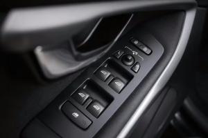 Black Volvo V40 2016 in Jelgava, with an engine capacity of 2.00 L and mileage of 211 thousand km for 8990 €, photo 18 on AUTOMOTO.COM.LV