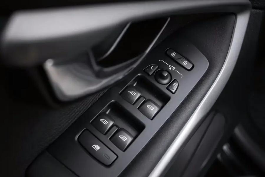 Black Volvo V40 2016 in Jelgava, with an engine capacity of 2.00 L and mileage of 211 thousand km for 8990 €, photo 18 on AUTOMOTO.COM.LV
