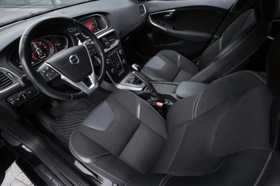 Black Volvo V40 2016 in Jelgava, with an engine capacity of 2.00 L and mileage of 211 thousand km for 8990 €, photo 19 on AUTOMOTO.COM.LV
