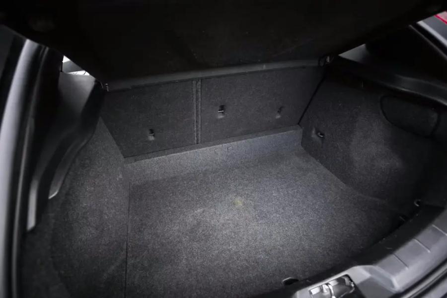 Black Volvo V40 2016 in Jelgava, with an engine capacity of 2.00 L and mileage of 211 thousand km for 8990 €, photo 21 on AUTOMOTO.COM.LV
