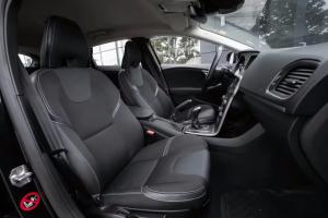 Black Volvo V40 2016 in Jelgava, with an engine capacity of 2.00 L and mileage of 211 thousand km for 8990 €, photo 22 on AUTOMOTO.COM.LV