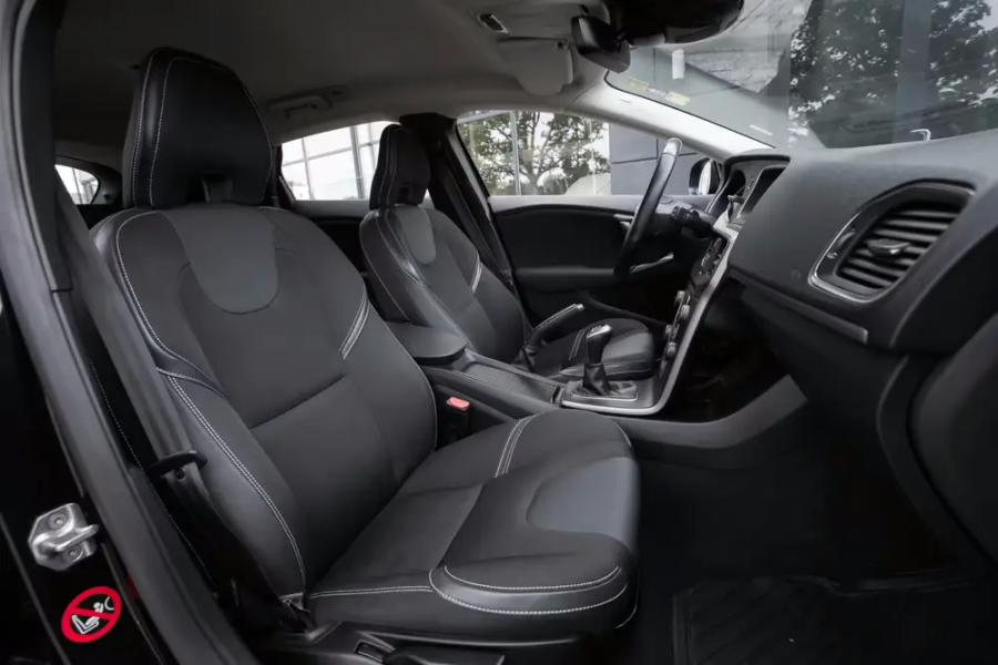 Black Volvo V40 2016 in Jelgava, with an engine capacity of 2.00 L and mileage of 211 thousand km for 8990 €, photo 22 on AUTOMOTO.COM.LV