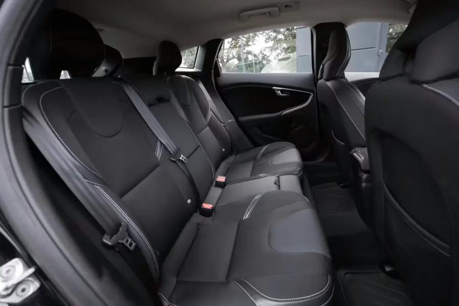 Black Volvo V40 2016 in Jelgava, with an engine capacity of 2.00 L and mileage of 211 thousand km for 8990 €, photo 23 on AUTOMOTO.COM.LV