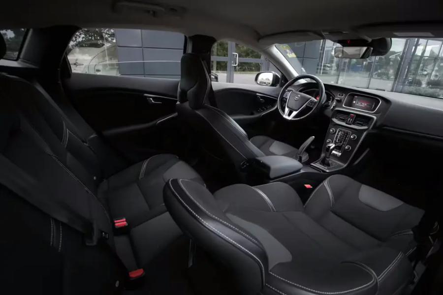 Black Volvo V40 2016 in Jelgava, with an engine capacity of 2.00 L and mileage of 211 thousand km for 8990 €, photo 24 on AUTOMOTO.COM.LV