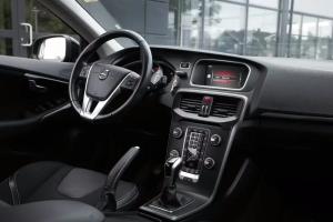 Black Volvo V40 2016 in Jelgava, with an engine capacity of 2.00 L and mileage of 211 thousand km for 8990 €, photo 25 on AUTOMOTO.COM.LV