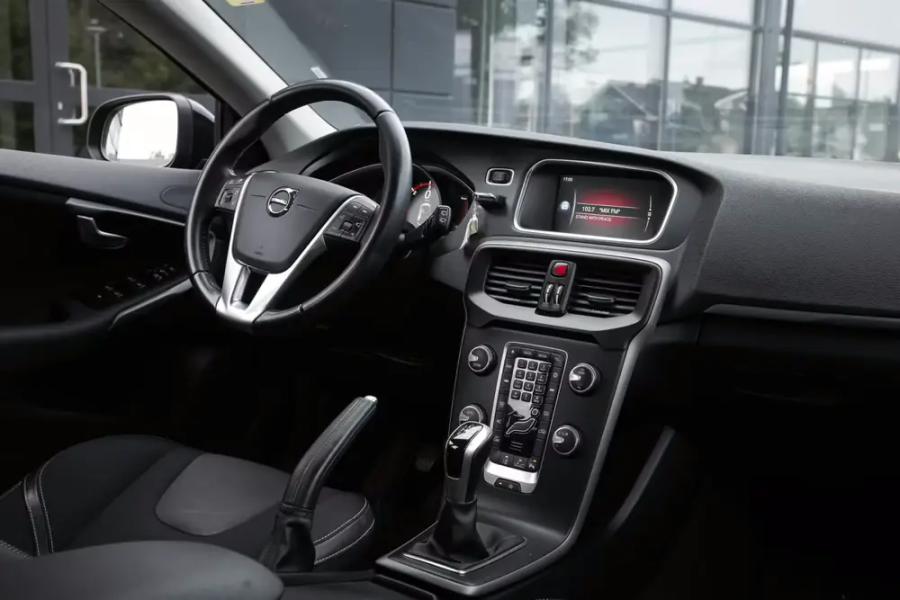 Black Volvo V40 2016 in Jelgava, with an engine capacity of 2.00 L and mileage of 211 thousand km for 8990 €, photo 25 on AUTOMOTO.COM.LV