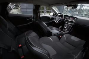 Black Volvo V40 2016 in Jelgava, with an engine capacity of 2.00 L and mileage of 211 thousand km for 8990 €, photo 26 on AUTOMOTO.COM.LV