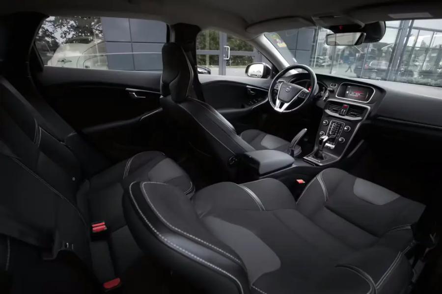 Black Volvo V40 2016 in Jelgava, with an engine capacity of 2.00 L and mileage of 211 thousand km for 8990 €, photo 26 on AUTOMOTO.COM.LV