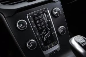 Black Volvo V40 2016 in Jelgava, with an engine capacity of 2.00 L and mileage of 211 thousand km for 8990 €, photo 27 on AUTOMOTO.COM.LV