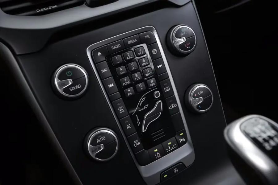 Black Volvo V40 2016 in Jelgava, with an engine capacity of 2.00 L and mileage of 211 thousand km for 8990 €, photo 27 on AUTOMOTO.COM.LV