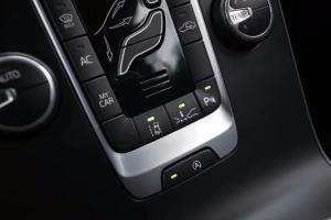 Black Volvo V40 2016 in Jelgava, with an engine capacity of 2.00 L and mileage of 211 thousand km for 8990 €, photo 28 on AUTOMOTO.COM.LV