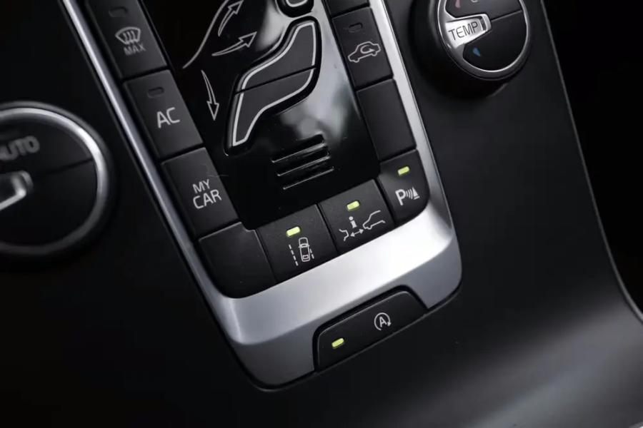 Black Volvo V40 2016 in Jelgava, with an engine capacity of 2.00 L and mileage of 211 thousand km for 8990 €, photo 28 on AUTOMOTO.COM.LV
