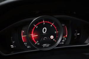 Black Volvo V40 2016 in Jelgava, with an engine capacity of 2.00 L and mileage of 211 thousand km for 8990 €, photo 36 on AUTOMOTO.COM.LV