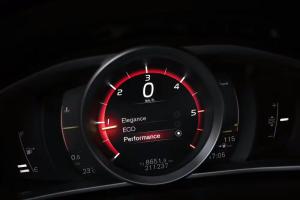 Black Volvo V40 2016 in Jelgava, with an engine capacity of 2.00 L and mileage of 211 thousand km for 8990 €, photo 37 on AUTOMOTO.COM.LV