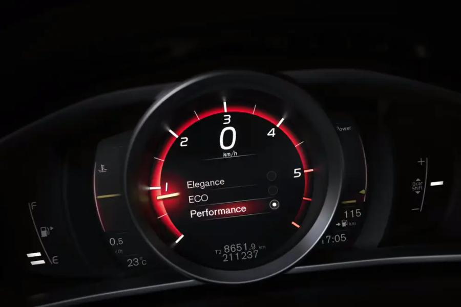 Black Volvo V40 2016 in Jelgava, with an engine capacity of 2.00 L and mileage of 211 thousand km for 8990 €, photo 37 on AUTOMOTO.COM.LV