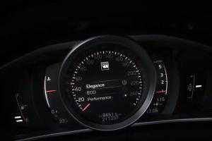 Black Volvo V40 2016 in Jelgava, with an engine capacity of 2.00 L and mileage of 211 thousand km for 8990 €, photo 38 on AUTOMOTO.COM.LV