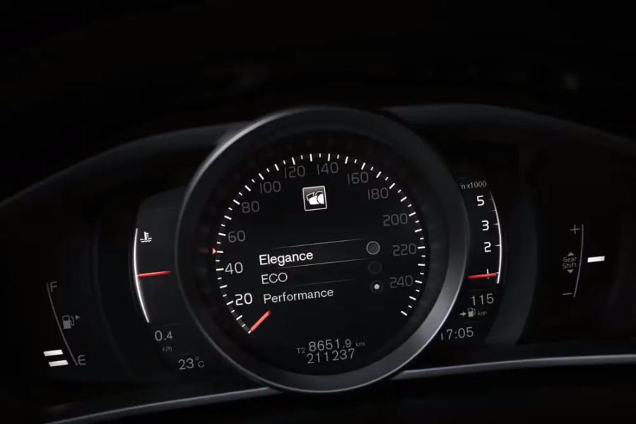 Black Volvo V40 2016 in Jelgava, with an engine capacity of 2.00 L and mileage of 211 thousand km for 8990 €, photo 38 on AUTOMOTO.COM.LV