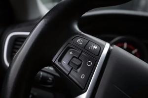 Black Volvo V40 2016 in Jelgava, with an engine capacity of 2.00 L and mileage of 211 thousand km for 8990 €, photo 40 on AUTOMOTO.COM.LV