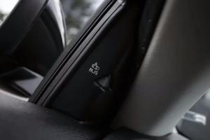 Black Volvo V40 2016 in Jelgava, with an engine capacity of 2.00 L and mileage of 211 thousand km for 8990 €, photo 42 on AUTOMOTO.COM.LV