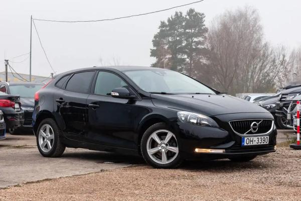 Black Volvo V40 2016 in Riga, with an engine capacity of 2.00 L and mileage of 177 thousand km for 7995 €, photo 1 on AUTOMOTO.COM.LV