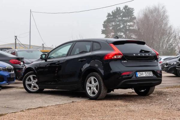 Black Volvo V40 2016 in Riga, with an engine capacity of 2.00 L and mileage of 177 thousand km for 7995 €, photo 2 on AUTOMOTO.COM.LV
