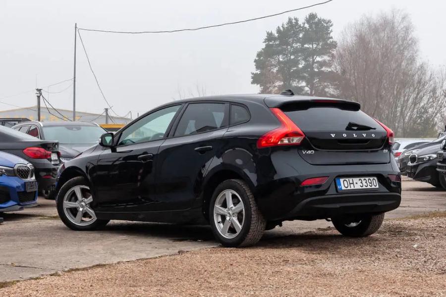 Melns Volvo V40 2016 Rīga, ar dzinēja tilpumu 2.00 L un nobraukumu 177 tūkst. km par 7995 €, foto 3 vietnē AUTOMOTO.COM.LV