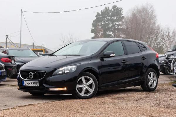 Black Volvo V40 2016 in Riga, with an engine capacity of 2.00 L and mileage of 177 thousand km for 7995 €, photo 3 on AUTOMOTO.COM.LV
