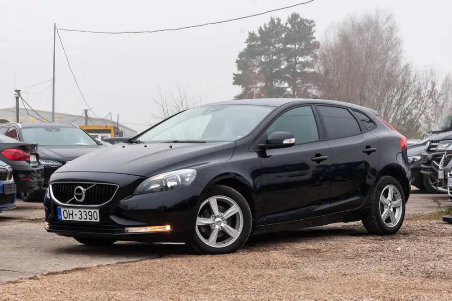 Melns Volvo V40 2016 Rīga, ar dzinēja tilpumu 2.00 L un nobraukumu 177 tūkst. km par 7995 €, foto 4 vietnē AUTOMOTO.COM.LV
