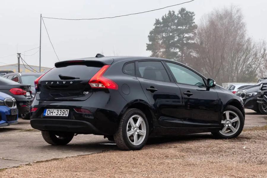 Melns Volvo V40 2016 Rīga, ar dzinēja tilpumu 2.00 L un nobraukumu 177 tūkst. km par 7995 €, foto 5 vietnē AUTOMOTO.COM.LV