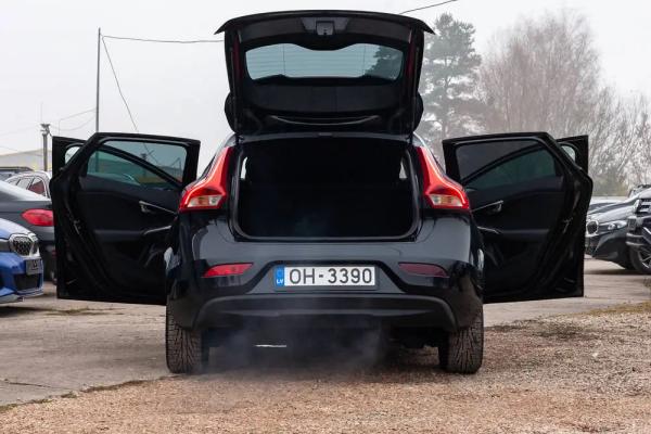 Black Volvo V40 2016 in Riga, with an engine capacity of 2.00 L and mileage of 177 thousand km for 7995 €, photo 5 on AUTOMOTO.COM.LV