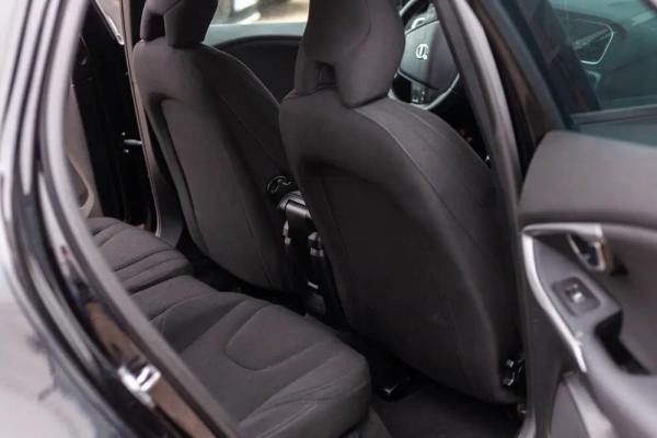 Black Volvo V40 2016 in Riga, with an engine capacity of 2.00 L and mileage of 177 thousand km for 7995 €, photo 8 on AUTOMOTO.COM.LV